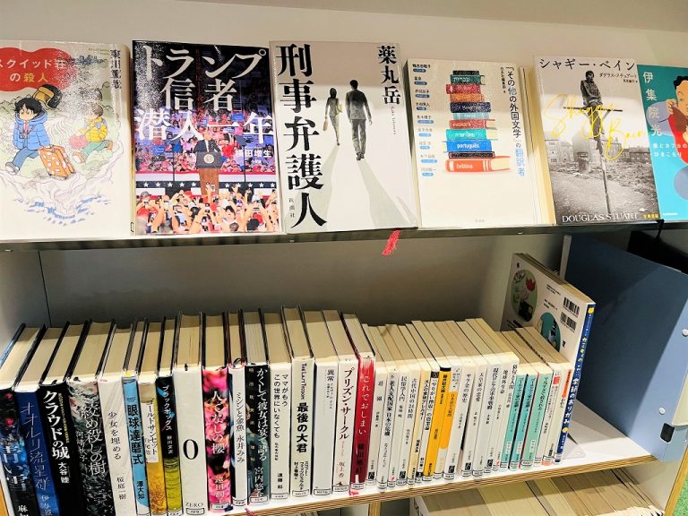 【企画展示】「書評で紹介された本」のコーナーを入替しました ラ・ラ・ラ・ライブラリー －砺波図書館－
